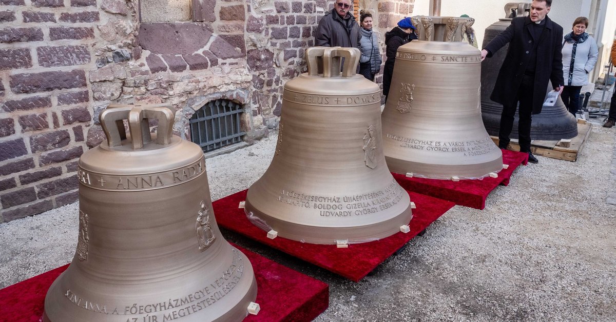 hely.hu | Hazatértek a harangok a veszprémi főszékesegyházba