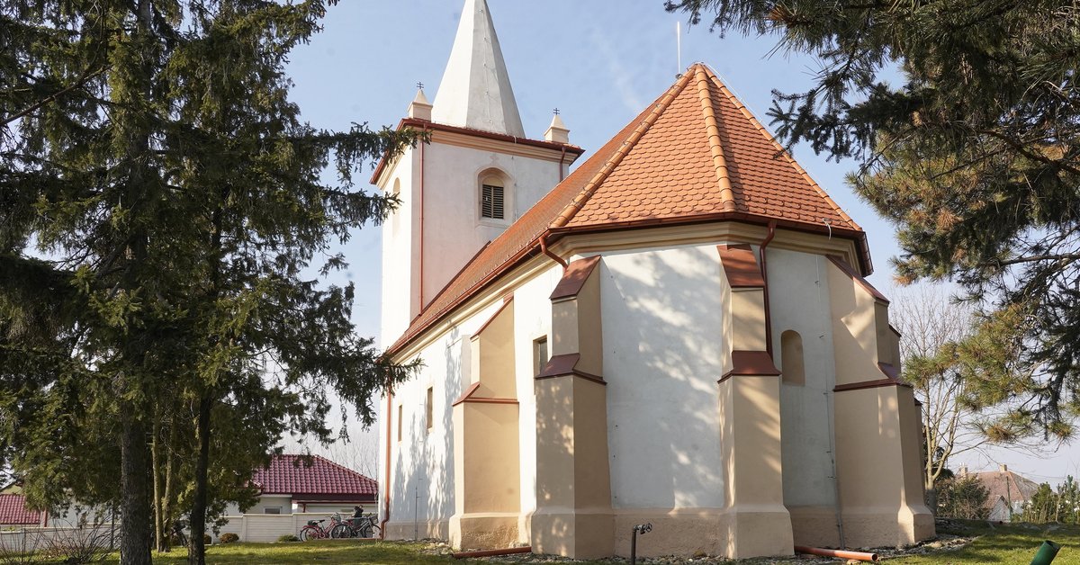 hely.hu | Királyi istállók helyén szenteltek templomot a Felvidéken